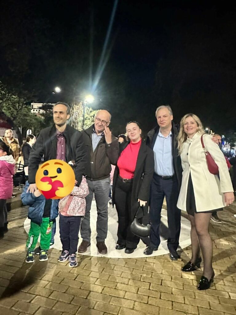 Φωταγώγηση Χριστουγεννιάτικου Δέντρου στον Βύρωνα – Μια λαμπερή γιορτή ...