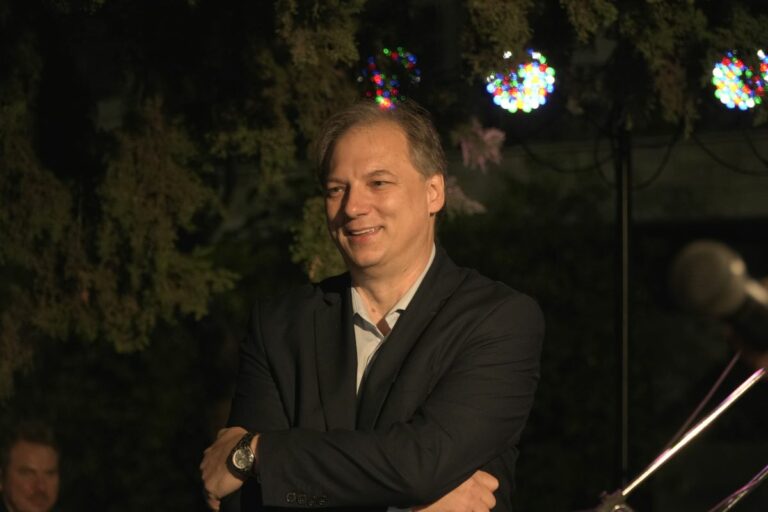 Φωταγώγηση Χριστουγεννιάτικου Δέντρου στον Βύρωνα – Μια λαμπερή γιορτή ...